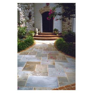 Elegant Stone Entry with Brick Border and Steps - Klassisch - Garten ...