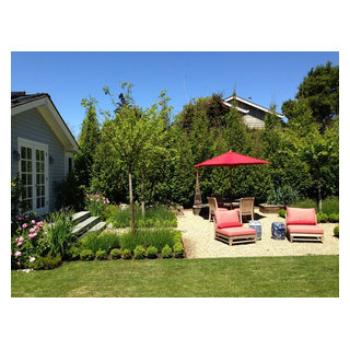 Packed gravel seating and dining area - Traditional - Landscape - San ...