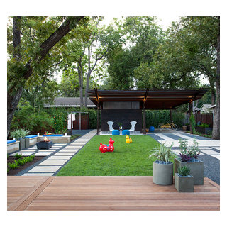 Hyde Park Getaway Sport Lawn - Contemporary - Landscape - Austin - by B ...