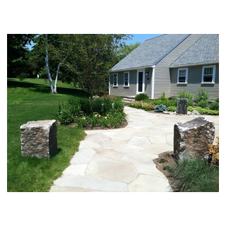 Irregular Bluestone Walkway with Bridge Block Pillars - Klassisk - Have ...