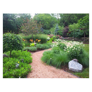 Menomonee River Parkway Oasis - Traditional - Landscape - Milwaukee ...