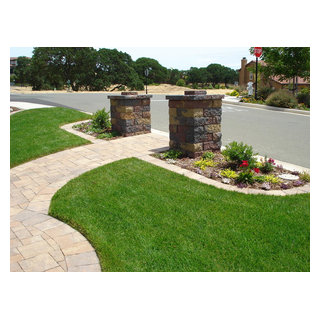 Pavestone Venetian Stone Platinum Pavers & Highland Wall - Traditional ...