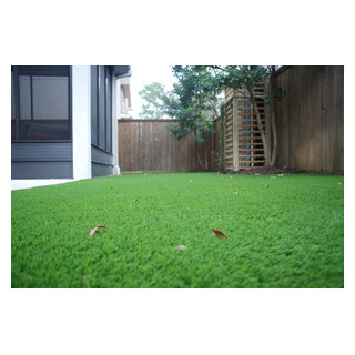 Small Backyard in Artificial Turf and Trellis - Traditional - Garden ...