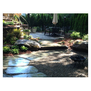 Small Shady Back Yard - Montagne - Jardin - New York - par Magic ...