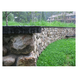 Stone retaining wall with bluestone cap - Traditional - Landscape ...