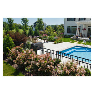 Traditional Pool & Landscape - Cedarburg - Traditional - Landscape ...