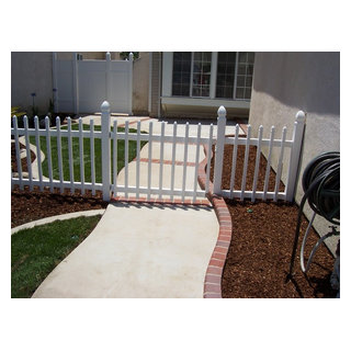 Walkway and front entry with white vinyl picket fence - Traditional ...