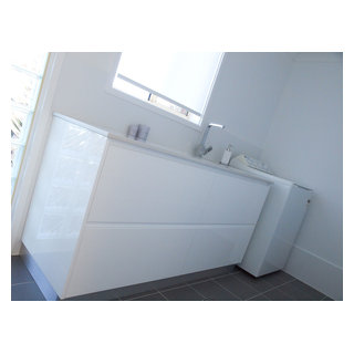 White Gloss polyurethane Shadowline Laundry cabinet with Shadowline ...