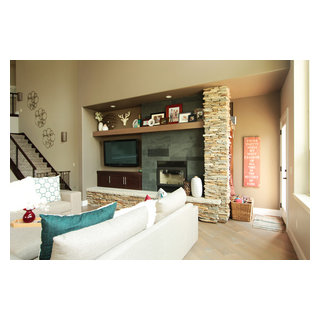 Modern Fireplace with Lots of Texture and TV Storage - Moderno ...