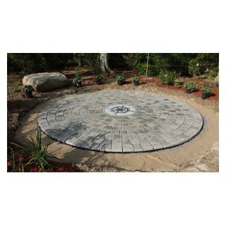 Circular patio with compass rose - Craftsman - Terrasse et Patio ...