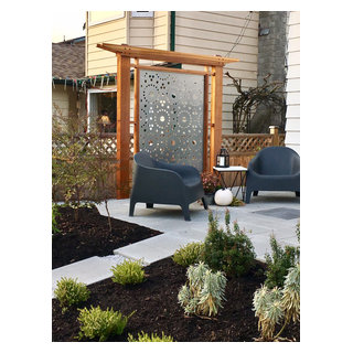 Closer view - paver patio and privacy screen - Modern - Patio ...