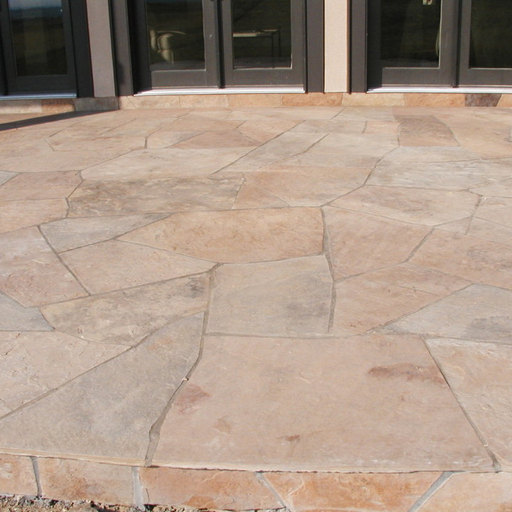 Buff Flagstone Patio - Photos & Ideas | Houzz