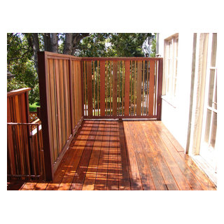 Custom Redwood Deck with Privacy Screening - Classique - Balcon - San ...