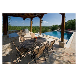 Disappearing Edge Pool In New Braunfels - Clásico - Patio - Austin - de ...