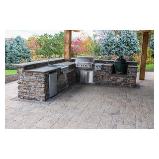 Elegant Stone Paver Patio and Robust Outdoor Kitchen Set - Terrasse et ...