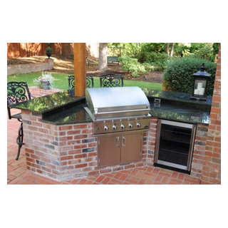 Fantastic Patio with Outdoor Kitchen and Dining Area Bellevue, WA ...