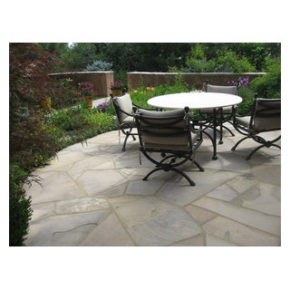 Flagstone Patio in Planting Courtyard - Eklektisch - Patio - Denver ...