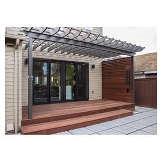 Meranti decking and privacy screen - Contemporary - Patio - Portland ...