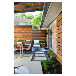 Modern Horizontal Privacy Screens - Modern - Courtyard - Dallas - by ...