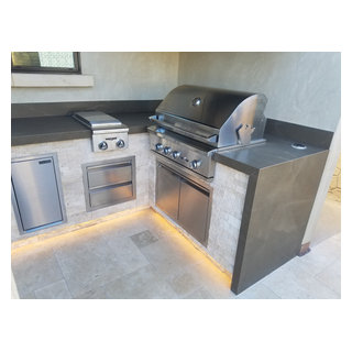Modern Outdoor Kitchen Island with Toe Kick Lighting - Moderno - Patio ...