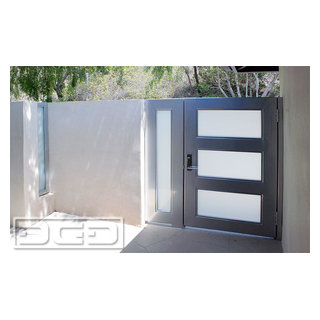 Modern Steel & Glass Entry Gates With White Laminate Glass & Metallic ...