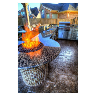 Outdoor Kitchen with fire feature - Terrasse et Patio - Houston - par ...