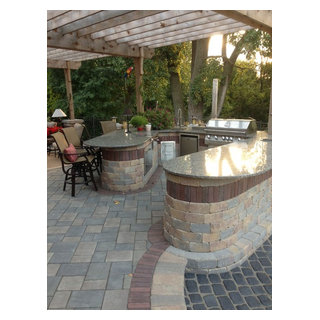 Paver Patio with Fireplace and Bar - Contemporáneo - Patio - Chicago ...
