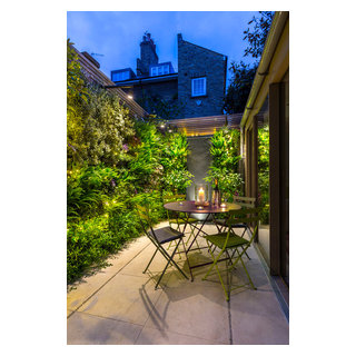 Small outdoor room with a green wall in Kensington - Contemporary ...