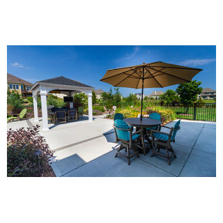 Traditional Pool and Landscape - Cedarburg - Clásico - Patio ...