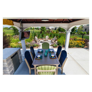 Traditional Pool Cabana - Cedarburg - Traditional - Patio - Milwaukee ...