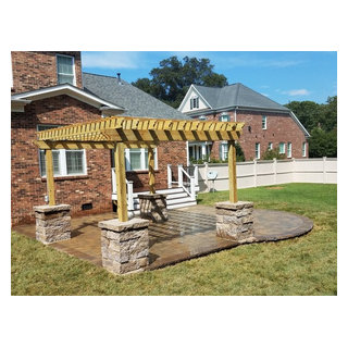 Trex Deck, Pergola and Urbana Tumbled Pavers - Clásico renovado - Patio ...