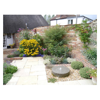 Walled cottage garden - Farmhouse - Patio - Berkshire - by J Plot | Houzz