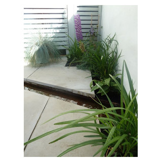 Water rill disappearing into the raised bed - Contemporary - Patio ...