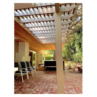 Wood overhung with a touch of sun in Topanga - Traditional - Patio ...