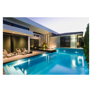 Black raised spa with white pool - Modern - Pools & Hot Tubs ...