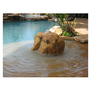 Boulder fountain in beach entry of swimming pool - Contemporain ...
