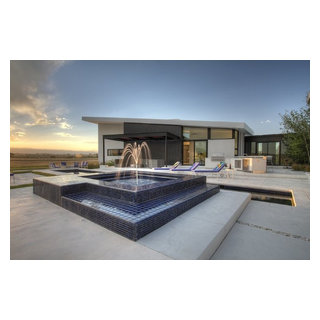Classy, Modern Lap Pool & All Tile Raised Spa - Moderne - Piscine ...