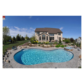 Freeform style in-ground salt water pool with raised spa - Contemporary ...