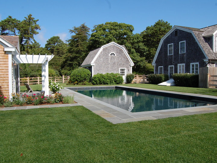 Small elegant white one-story stucco gable roof photo - Remco Jacobs