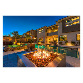 Lap Pool with Rim Flow Spa & Fire Pit - Exótico - Piscina - Las Vegas ...