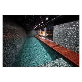 Modern indoor pool with mosaic mix - Moderne - Piscine - Miami - par ...