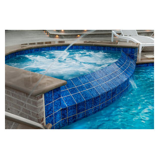 Morris, IL Infinity Edge Swimming Pool and Hot Tub - Contemporáneo ...