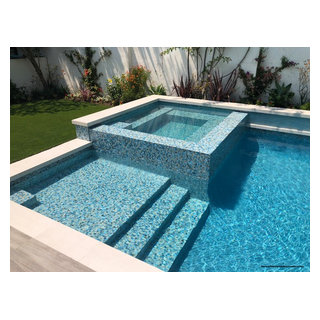 Pacific Palisades - Contemporary Rectangular Swimming Pool with Spa and ...