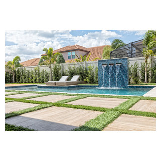 Pool w/ Large Water Feature & Permeable Paver Deck - Contemporary ...