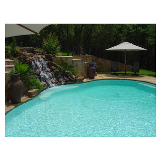 Pool with Moss Rock Waterfall and Flagstone Deck - Exótico - Piscina ...