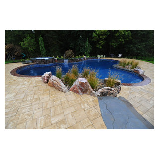 Raised Stone Bond Beam & Raised Spa Pool - Traditional - Pool - New ...