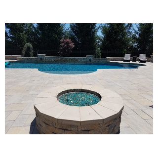 Roman Style Pool with raised wall, fire pit & outdoor kitchen ...