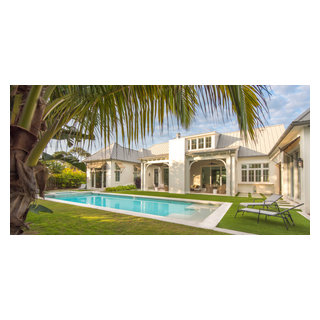 Simple and elegant pool deck, with faux turf - Farmhouse - Pool - Tampa ...