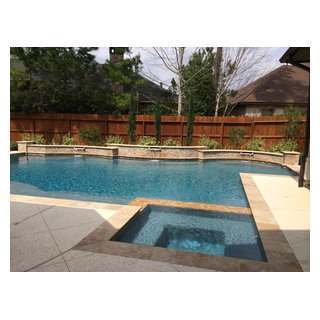 Travertine Pool with Raised Beam Wall & Scuppers - Classique - Piscine ...