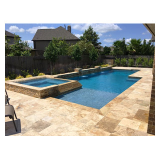 Travertine Pool with Raised Beam Wall - Piscine - Houston - par Great ...